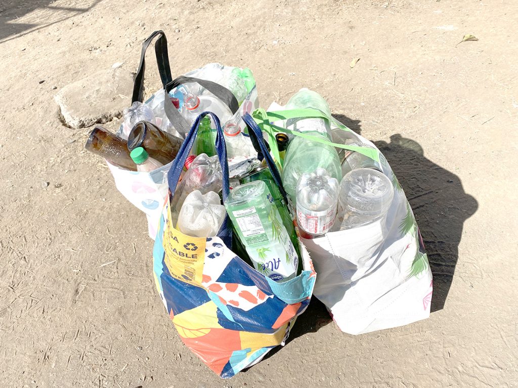 El simple ejercicio de recolectar botellas de plástico o de vidrio ...